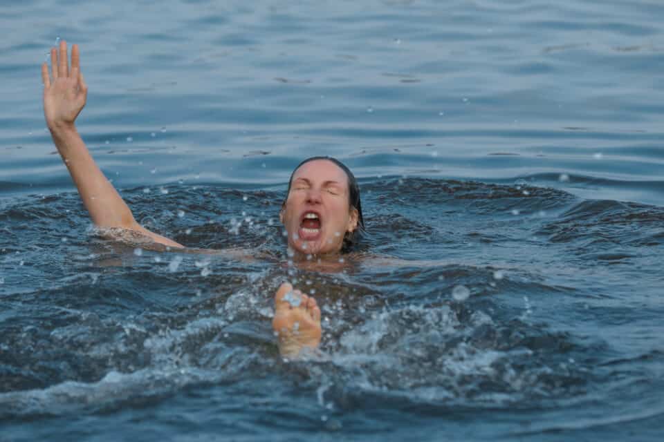 12 Spiritual Meanings When You Dream About Drowning